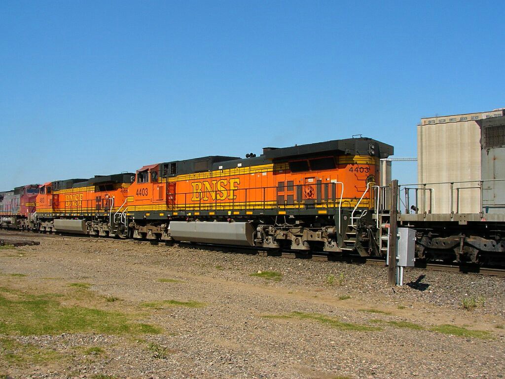 BNSF 4403 & BNSF 4613